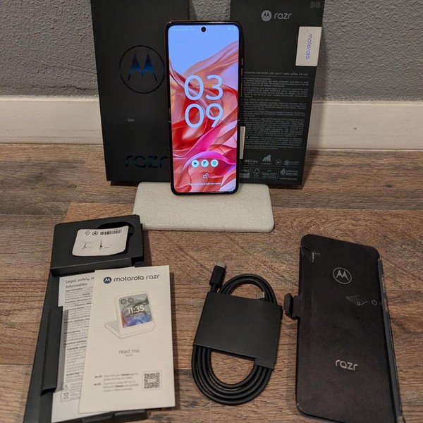 Motorola Razr (2024) - Unlocked, 256GB, Orange, 8GB - LZCM71382 - Swappa