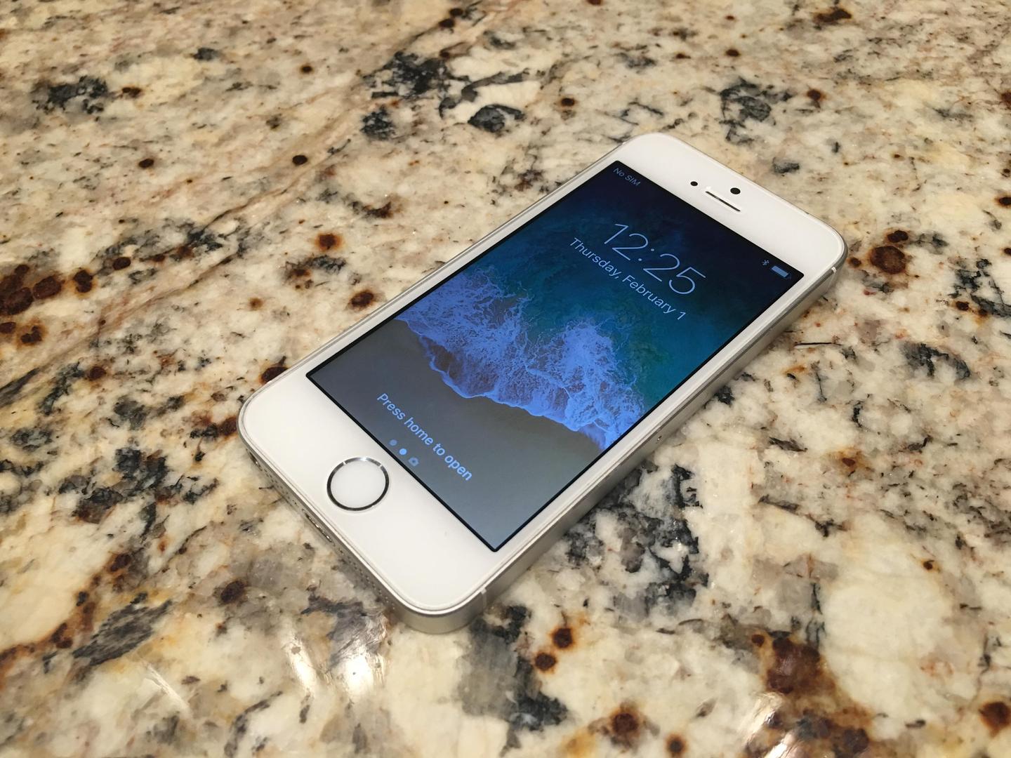 Apple iPhone SE 1st Gen 2016 - Verizon Prepaid, Silver, 32GB, A1662 ...