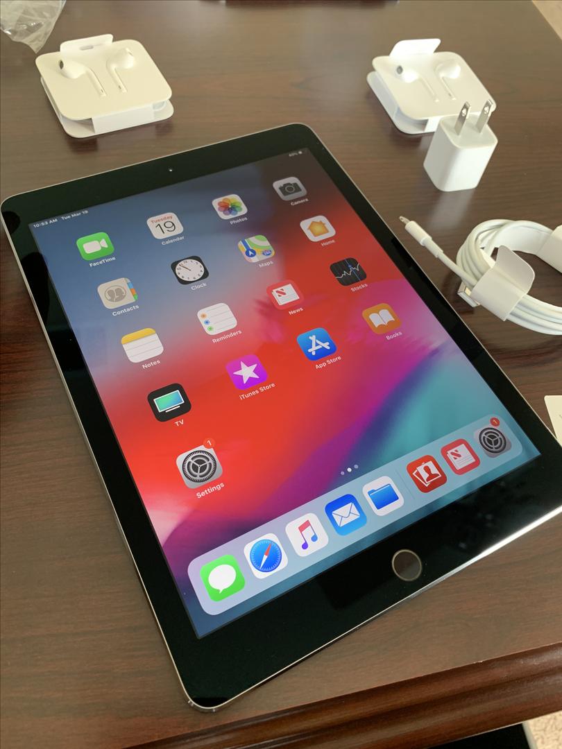 Apple iPad Pro 9.7" - Unlocked, Gray, 256GB, A1674 - LRRA31521 - Swappa