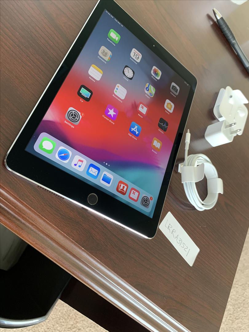 Apple iPad Pro 9.7" - Unlocked, Gray, 256GB, A1674 - LRRA31521 - Swappa
