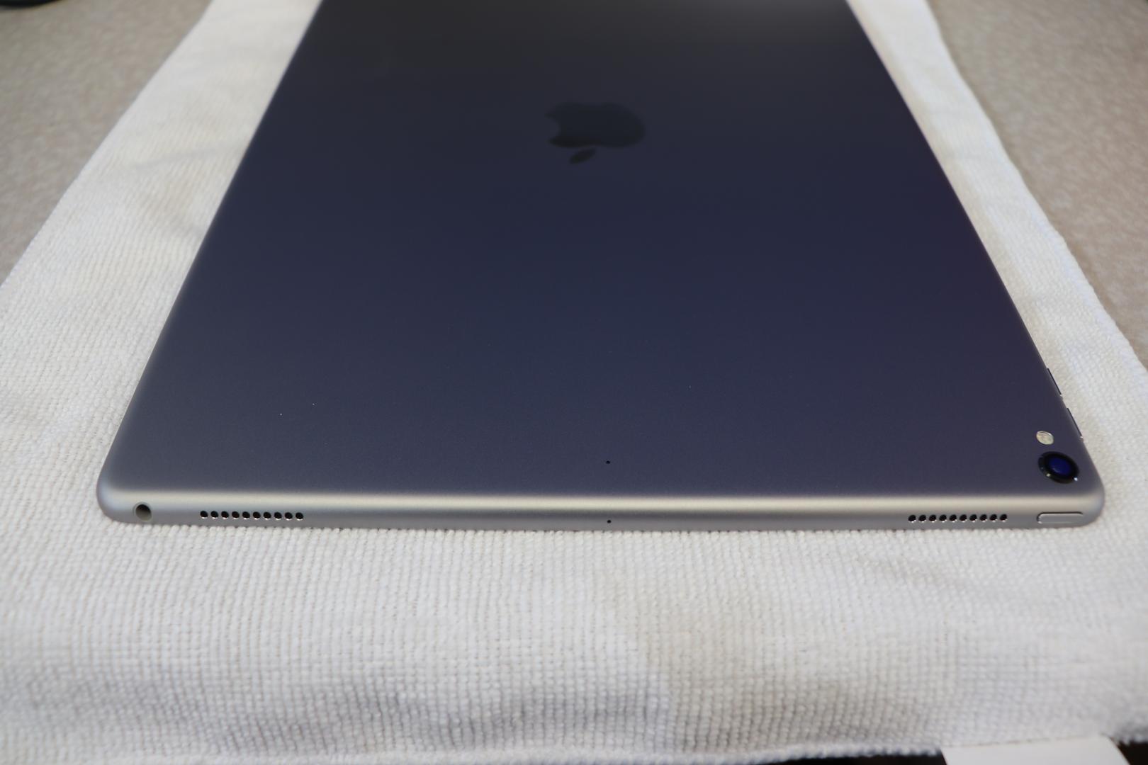 Apple iPad Pro 12.9" 2nd Gen 2017 - Wi-Fi, Gray, 256GB - LRUB81936 - Swappa