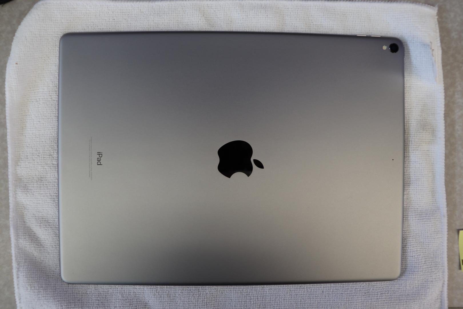 Apple iPad Pro 12.9" 2nd Gen 2017 - Wi-Fi, Gray, 256GB - LRUB81936 - Swappa