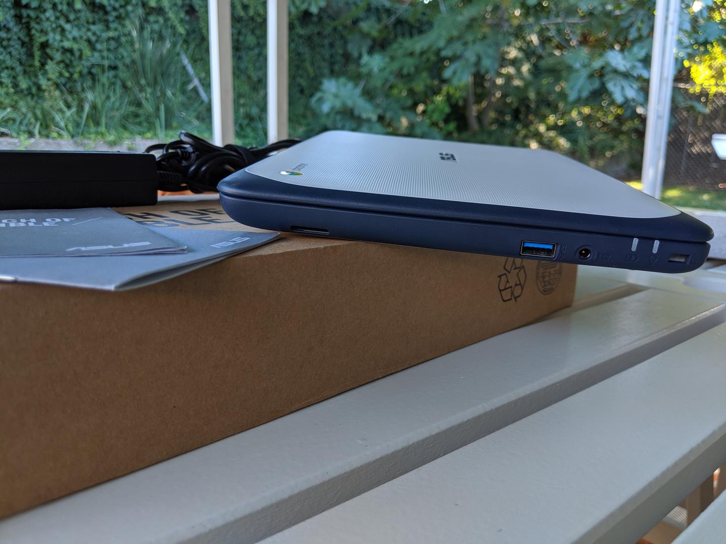 Asus Chromebook C202S - Navy Blue, 16GB, 4GB - LRYP52521 - Swappa