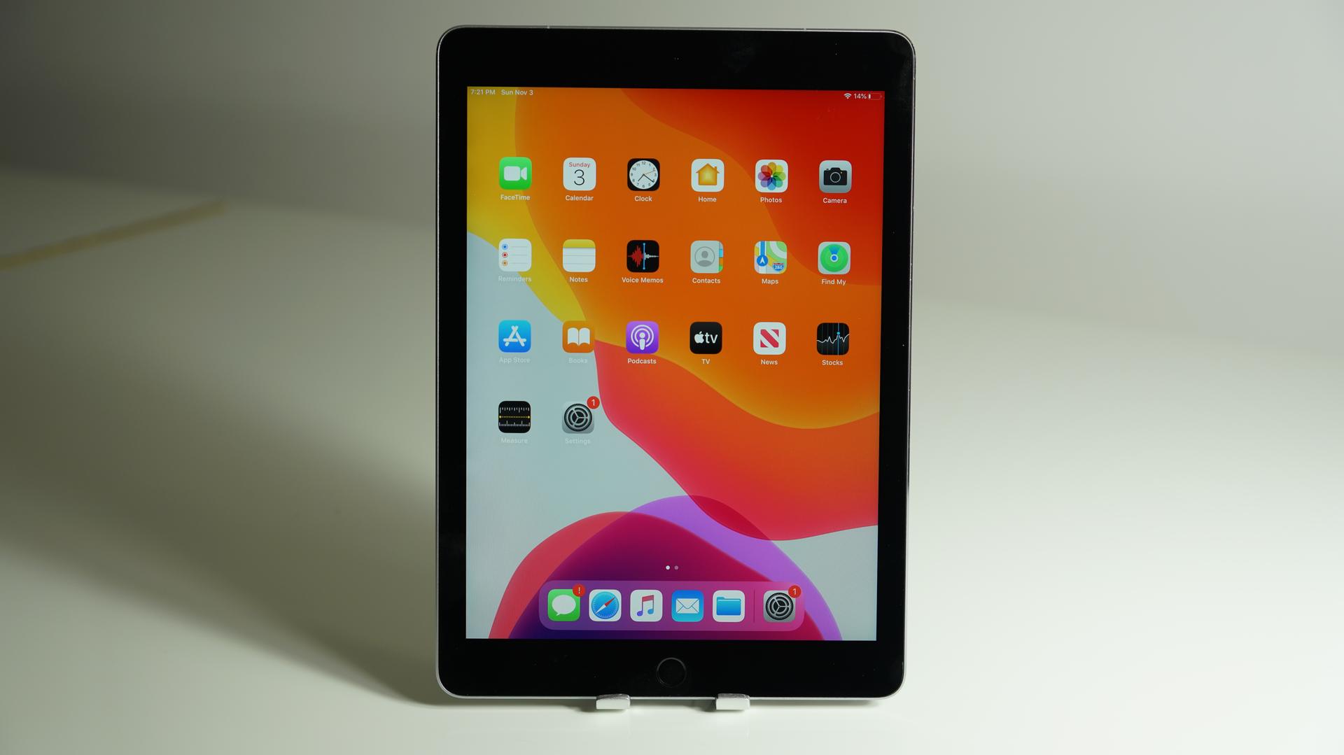 Apple iPad Pro 9.7" - Unlocked, Gray, 32GB, A1674 - LRZW98156 - Swappa