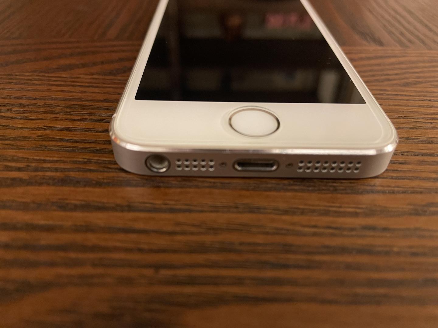 Apple iPhone 5S - Unlocked, Silver, 16GB, A1533, GSM - LVAU74403 - Swappa