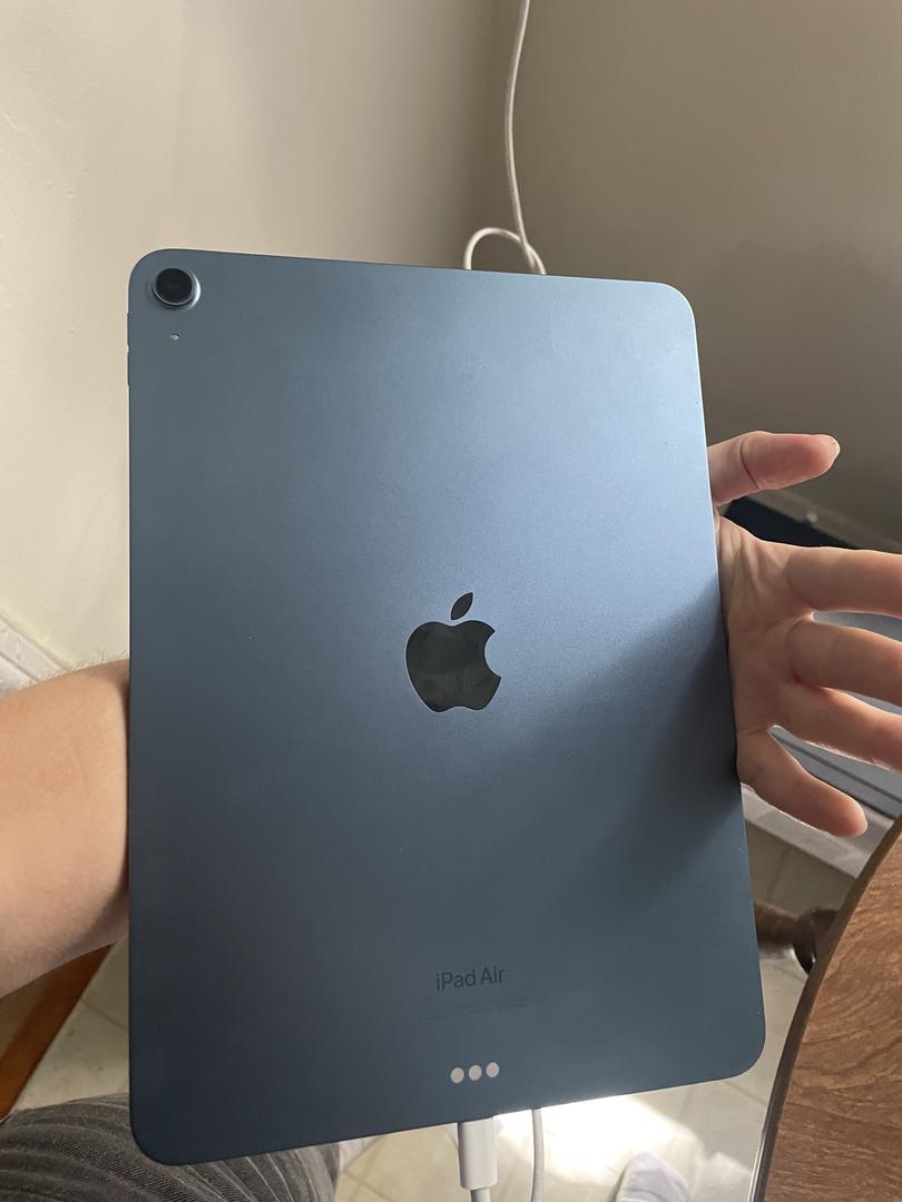 Apple iPad Air 5th Gen - Wi-Fi, Blue, 256GB, A2588 - LXMN09155 - Swappa