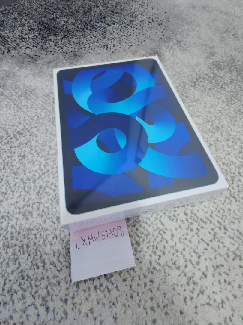 Apple iPad Air 5th Gen - Wi-Fi, Blue, 256GB, A2588 - LXMW37908 - Swappa