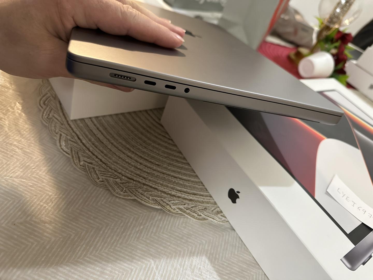 MacBook Pro 2021 - 16" - Apple M1 Pro 10-core, Gray, 1TB, 16GB ...