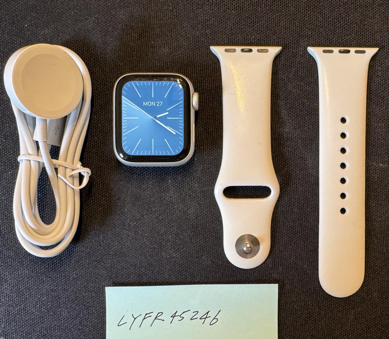 Apple Watch SE 1st Gen 40mm - Silver, A2351 - GPS, Aluminum - LYFR45246 ...