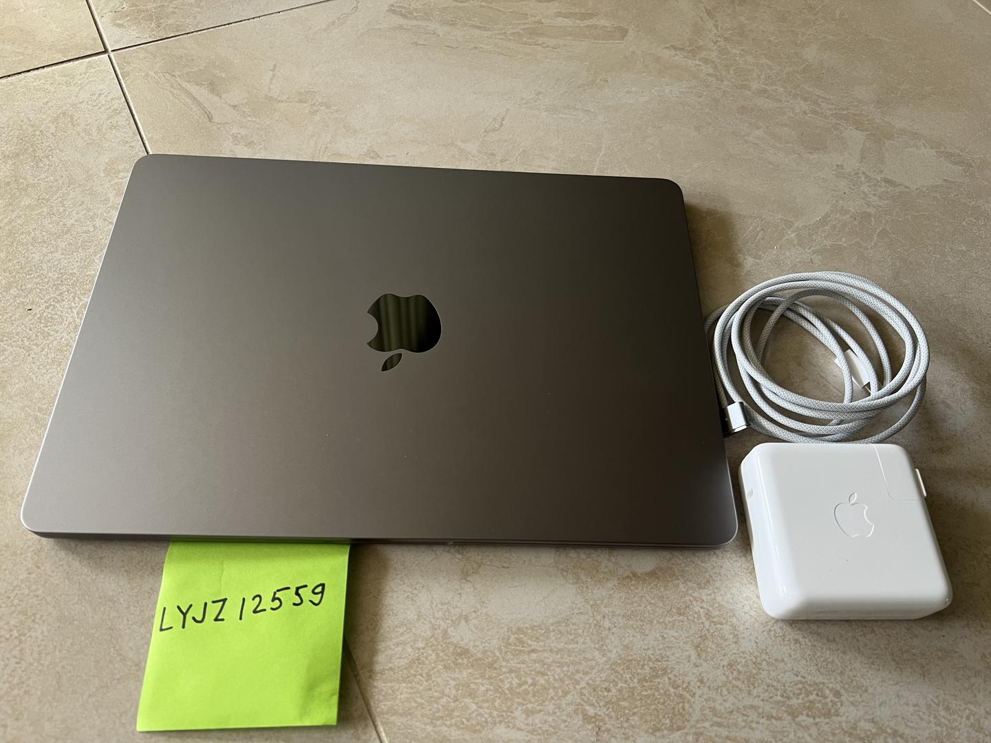 MacBook Air 2022 - 13" - Apple M2, Gray, 512GB, 16GB - LYJZ12559 - Swappa