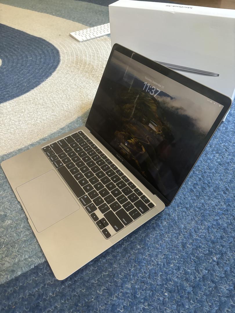 MacBook Air 2020 - 13" - Apple M1, Silver, 512GB, 8GB - LYKE07924 - Swappa