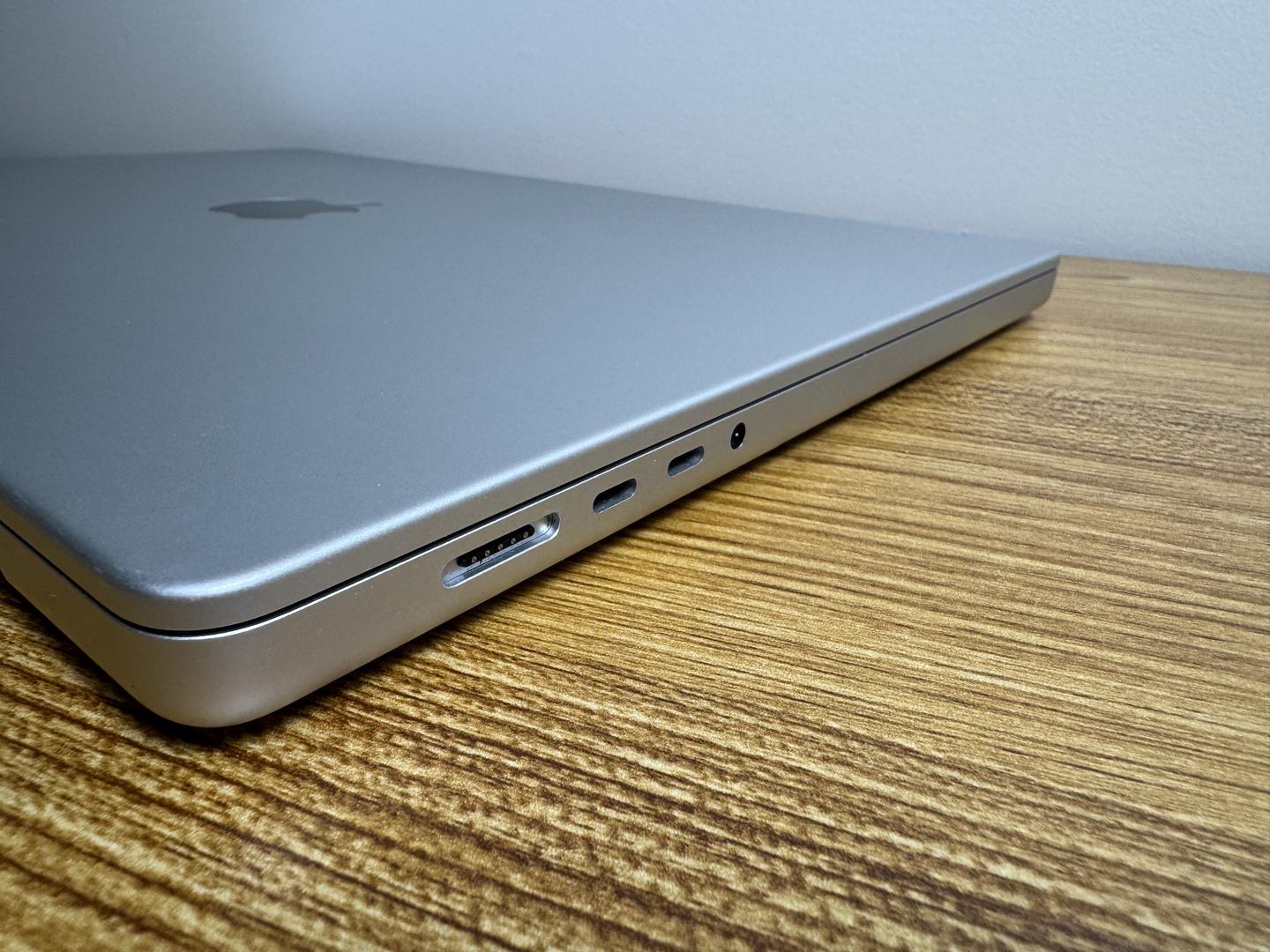 MacBook Pro 2021 - 16" - Apple M1 Pro 10-core, Silver, 512GB, 16GB ...