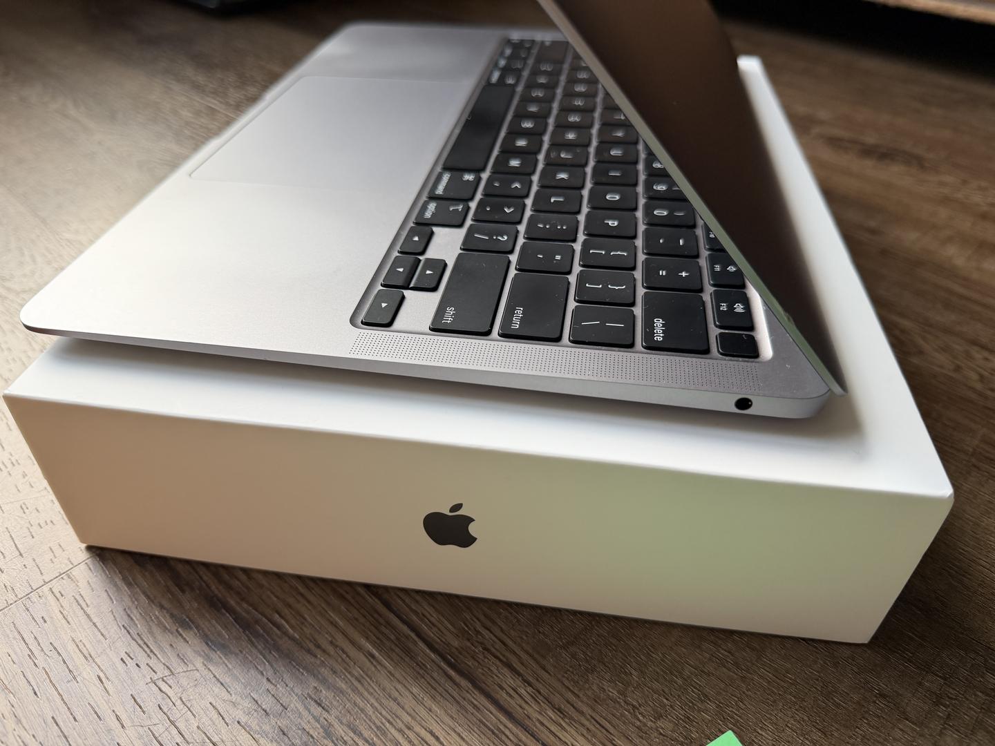 MacBook Air 2020 - 13" - Apple M1, Gray, 256GB, 8GB - LZNY34340 - Swappa